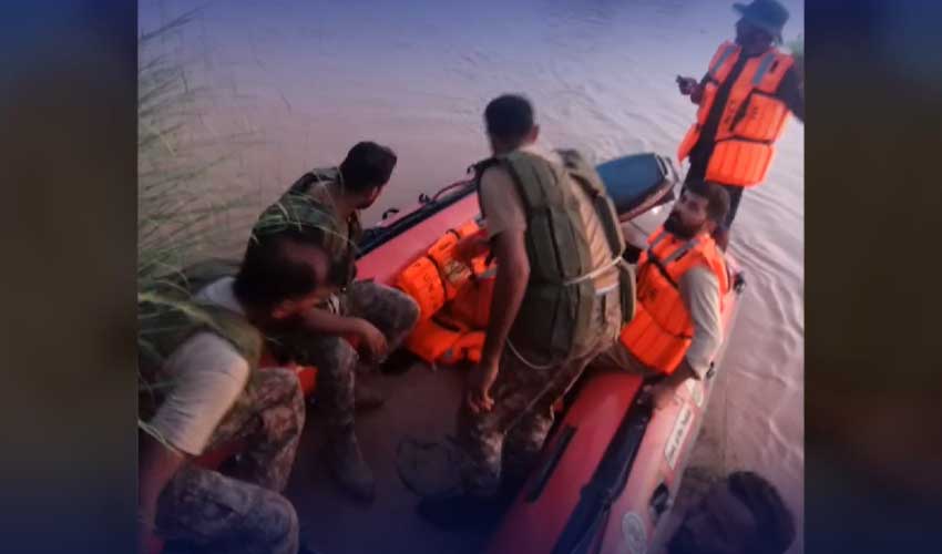 Pakistan Army Rescues 60 from Floods in Jhelum | Nugran Village Relief ...